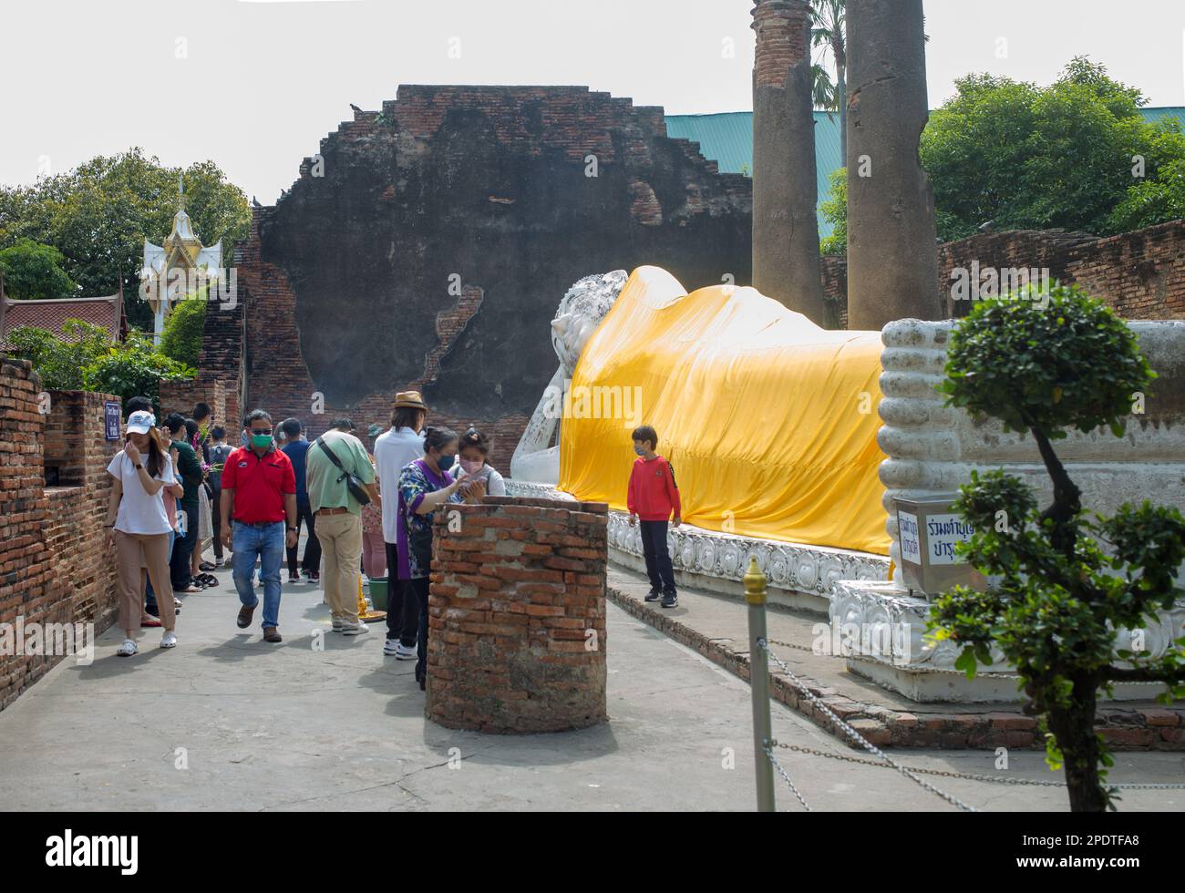 Ayutthaya Thailand - 28 2022. Januar: Wat Yai Chimongkol weiße liegende Buddha-Höhepunkte des ...