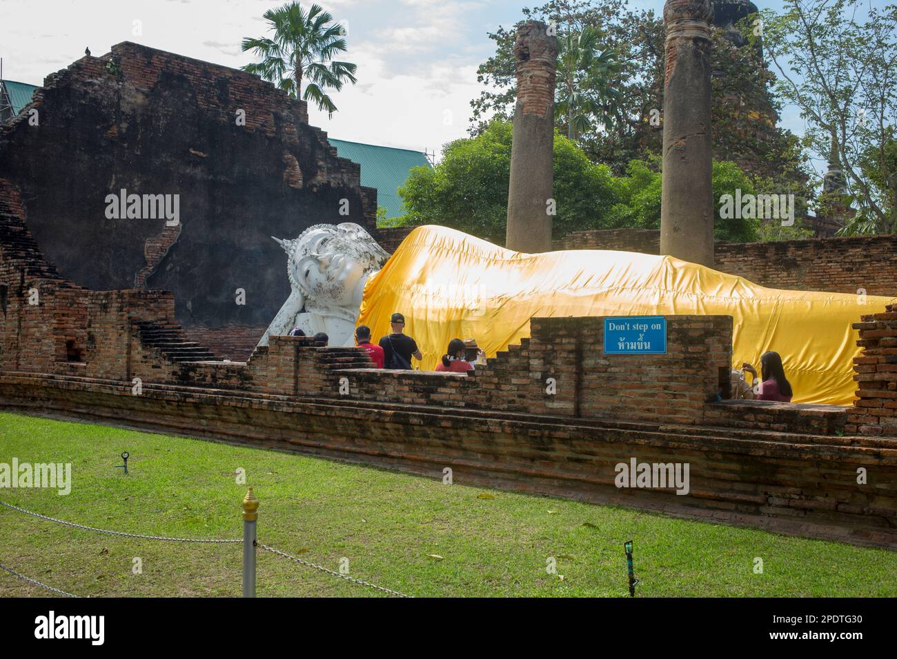 Ayutthaya Thailand - 28 2022. Januar: Wat Yai Chimongkol weiße liegende Buddha-Höhepunkte des ...