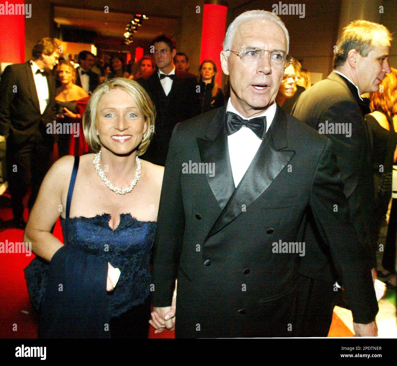 ** ARCHIV ** Fussball-Legende Franz Beckenbauer, rechts, erscheint am 7 ...