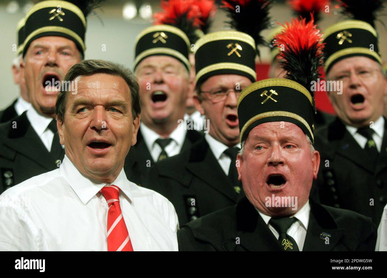 Bundeskanzler Gerhard Schroeder, vorne links, singt mit einem Bergmanns ...