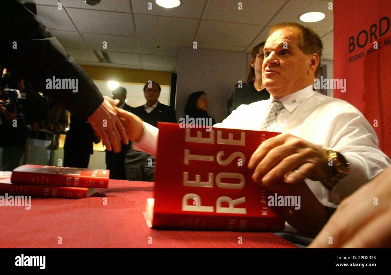 ** ADVANCE FOR WEEKEND OF AUG 20-21 FILE ** Pete Rose signs copies of ...