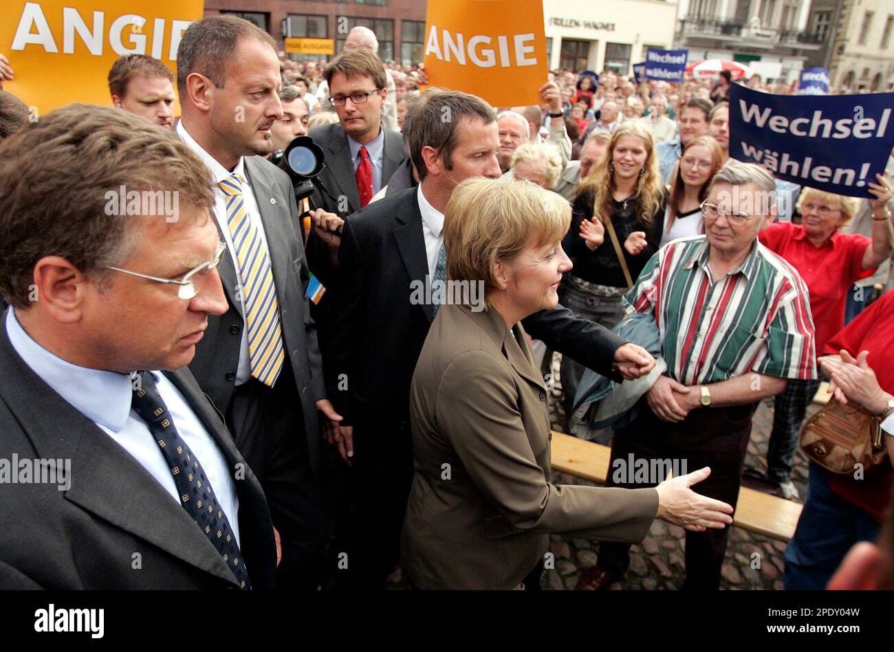 Die Vorsitzende der CDU/ CSU und Kanzlerkandidatin Angela Merkel, Mitte ...
