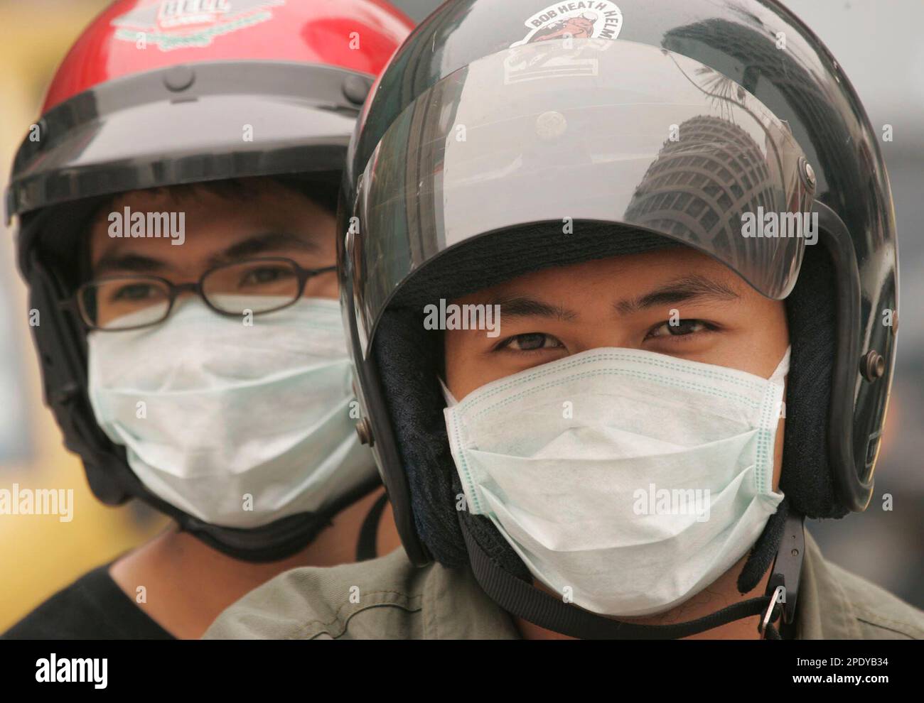 Motorists wear masks to protect themselves from smoky haze in downtown ...