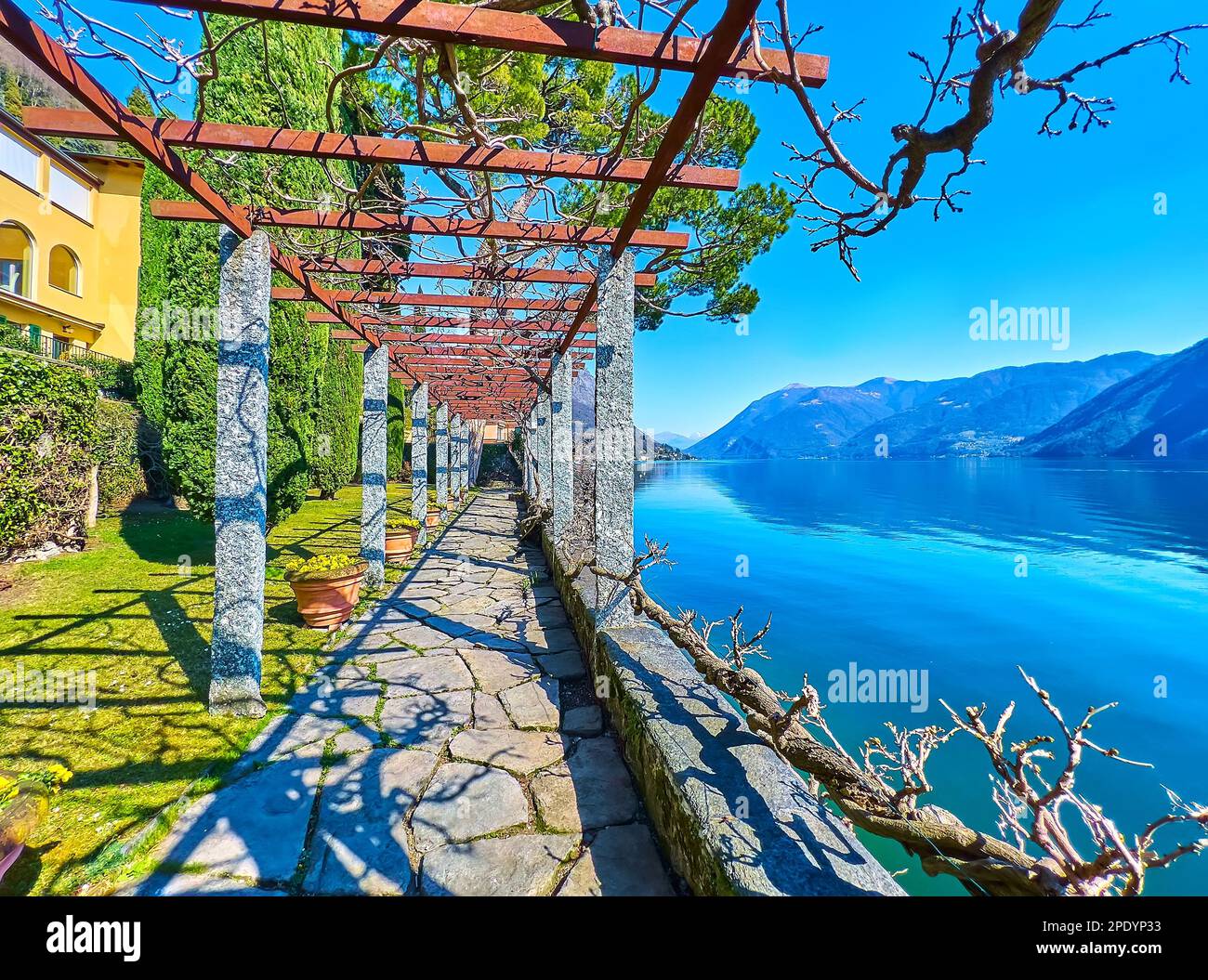 Die wunderschöne Pergola in einem grünen Garten mit traditionellem ...