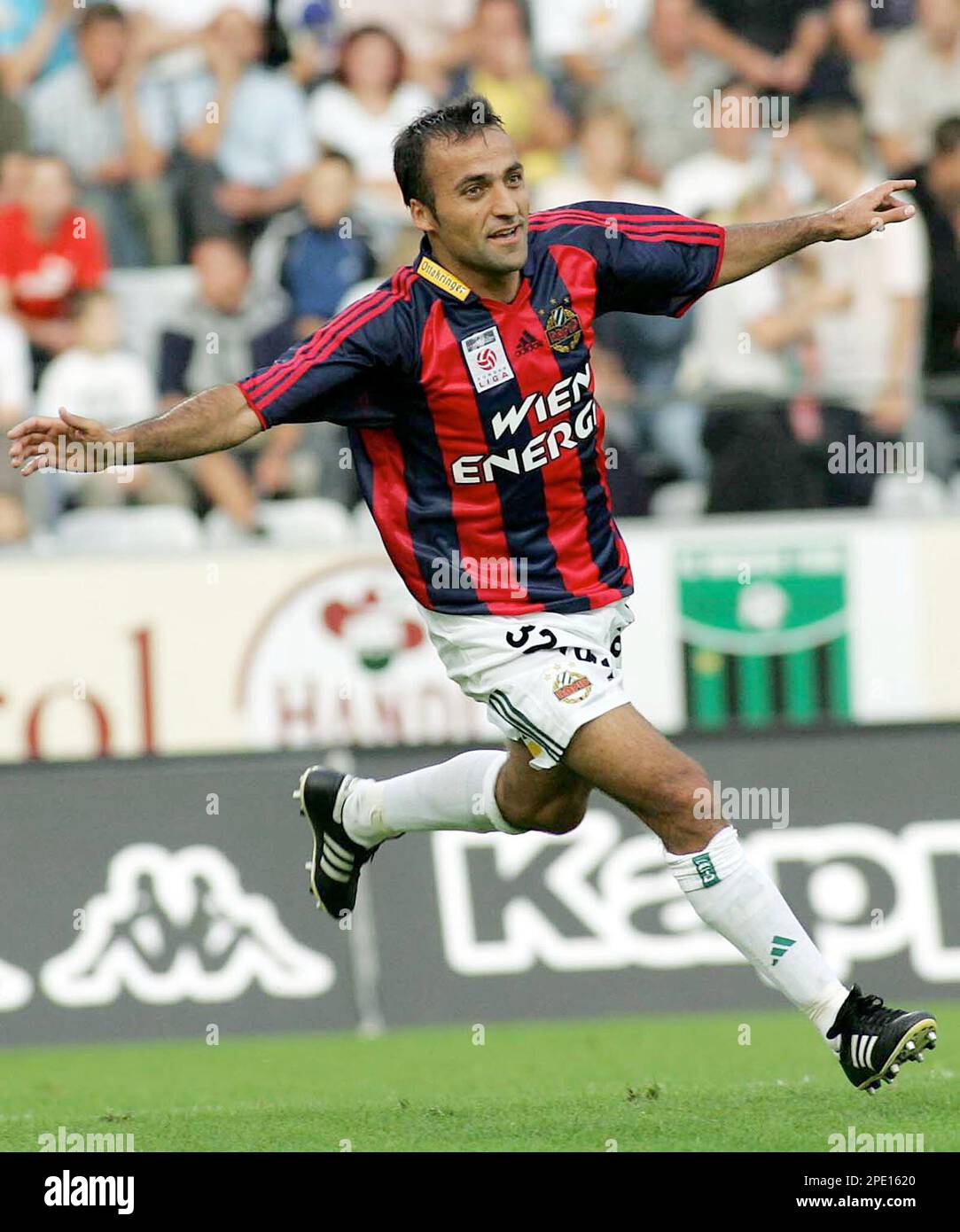 Rapids Muhammet Akaguenduez jubelt am Dienstag, 19. Juli 2005 beim T ...