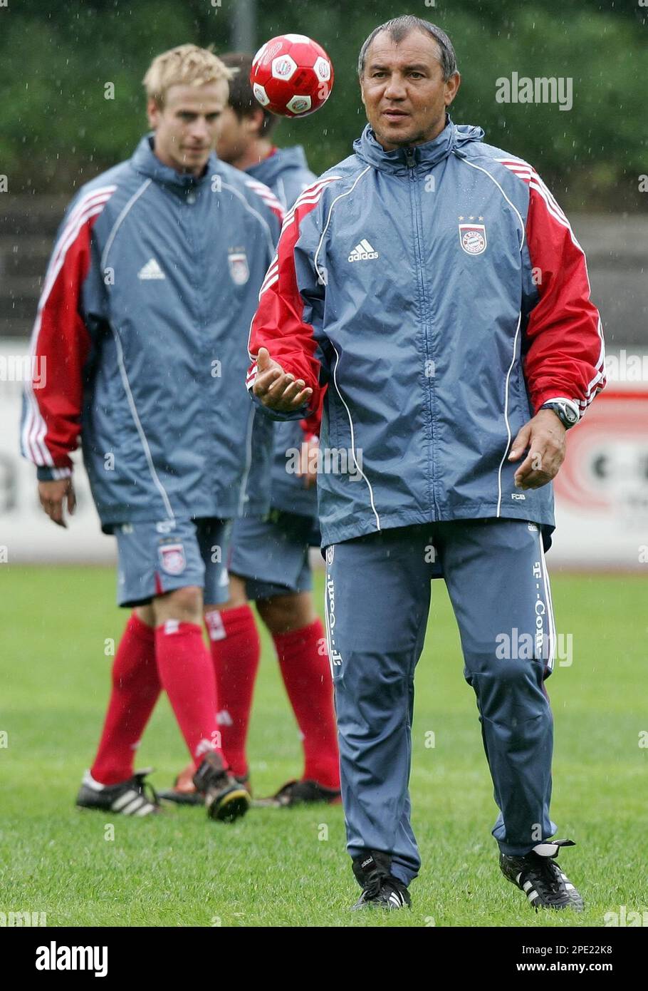 Felix Magath, Trainer des FC Bayern Muenchen, rechts, wirft am ...