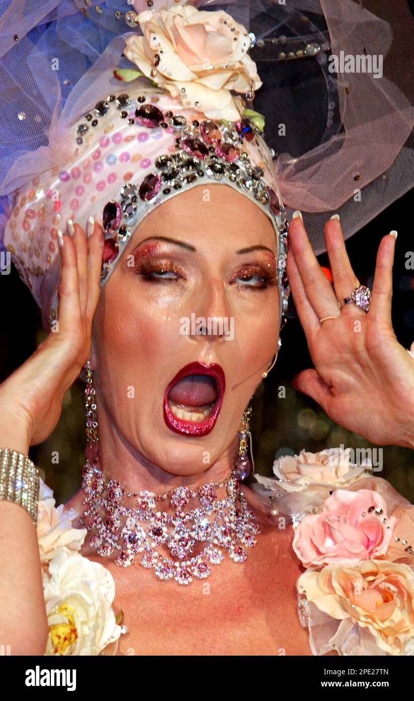 Kabarettistin Desiree Nick spielt auf einer Pressekonferenz am Montag ...