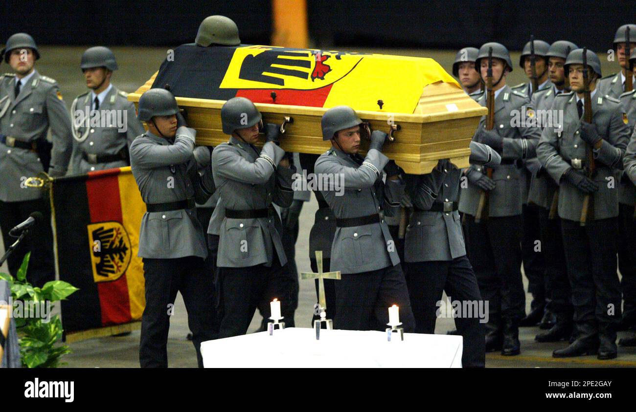 Bundeswehrsoldaten tragen am Mittwoch, 29. Juni 2005, auf dem ...