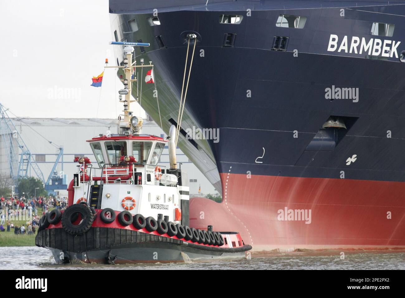 Der Schlepper "Waterstraat" zieht am Samstag, 25. Juni 2005, in ...