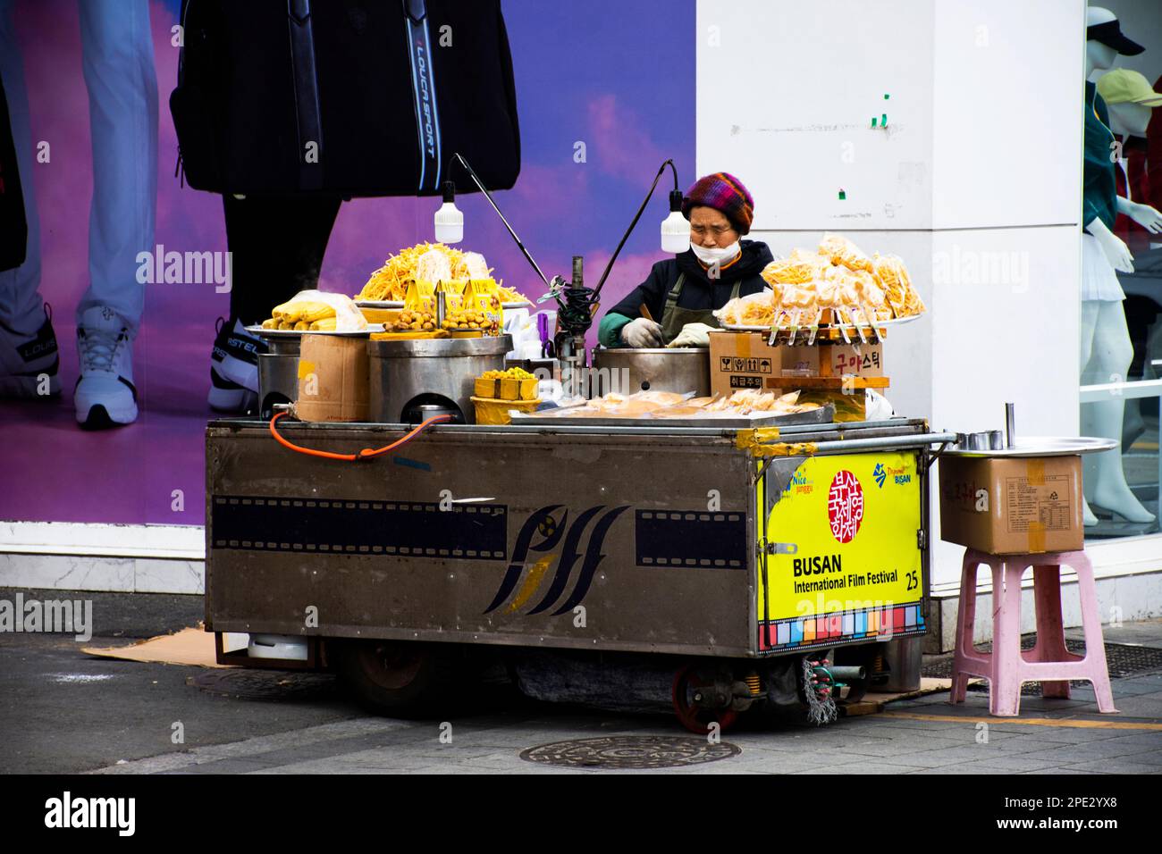 Lokaler Straßenstand traditionelle koreanische Gourmetküche auf dem ...