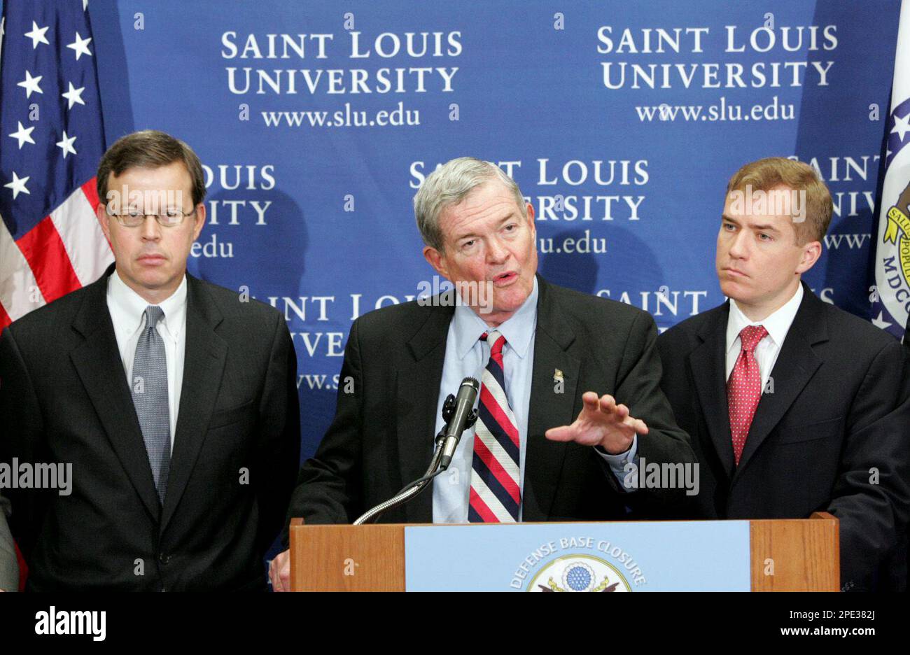 Sen. Kit Bond, R-Mo, center, responds to questions with Sen. Jim Talent ...