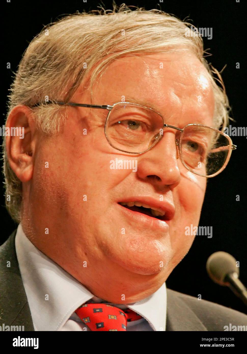 Der bayerische SPD-Landesvorsitzende Ludwig Stiegler spricht nach ...