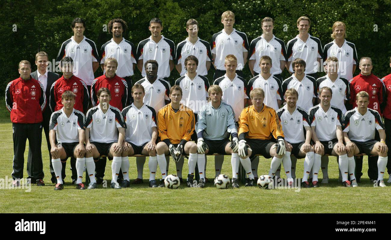 Die Spieler der deutschen Fussballnationalmannschaft schauen beim ...