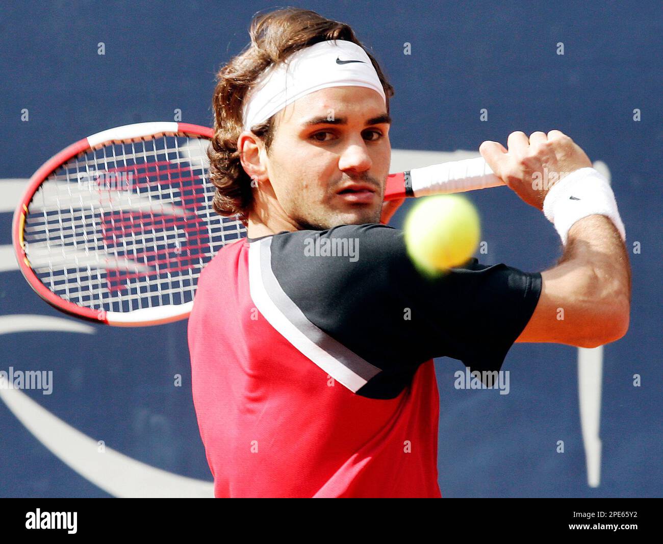 Der Schweizer Tennisspieler Roger Federer schlaegt am Donnerstag, 12.Mai 2005 waehrend seines ...