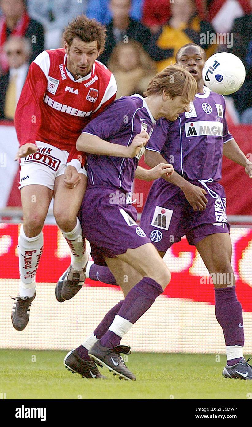 GAKs Roland Kollmann und Austria's Sasa Papac, von links, im ...