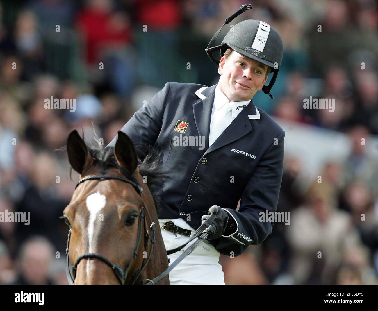 Der deutsche Reiter Toni Hassmann freut sich auf seinem Pferd Collin 7 ...