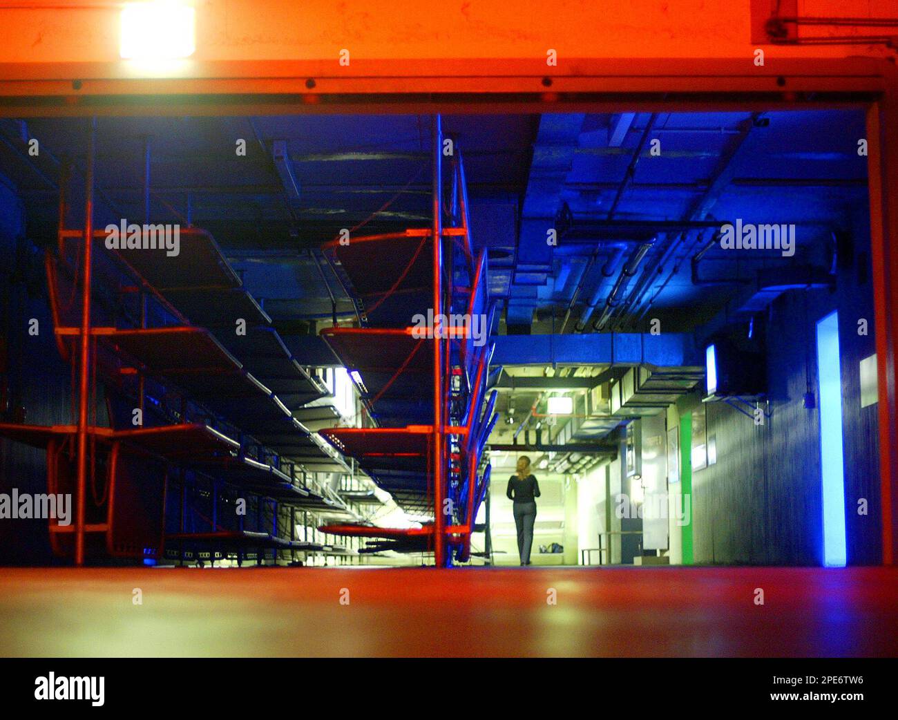 Eine Fuehrerin laeuft am Dienstag, 3. Mai 2005 durch den Atombunker in ...