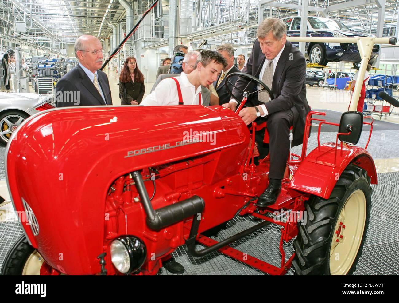 Lehrling Rodger Wolf, Mitte, zeigt Bundeswirtschaftsminister Wolfgang ...