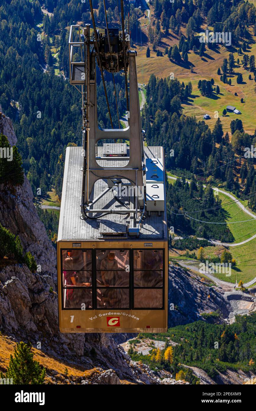 Seilbahn-Gondel vor dem Eingang zur Bergstation auf dem Gipfel von ...