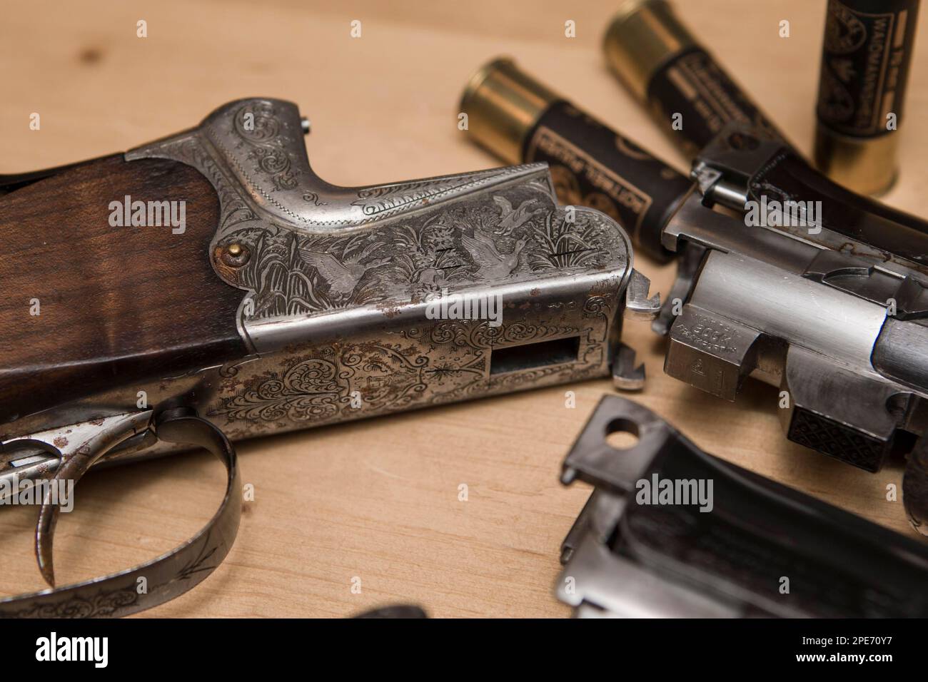 Dekorierte Jagdwaffen mit Munition, Jagdschein und Waffenbesitzerkarte ...