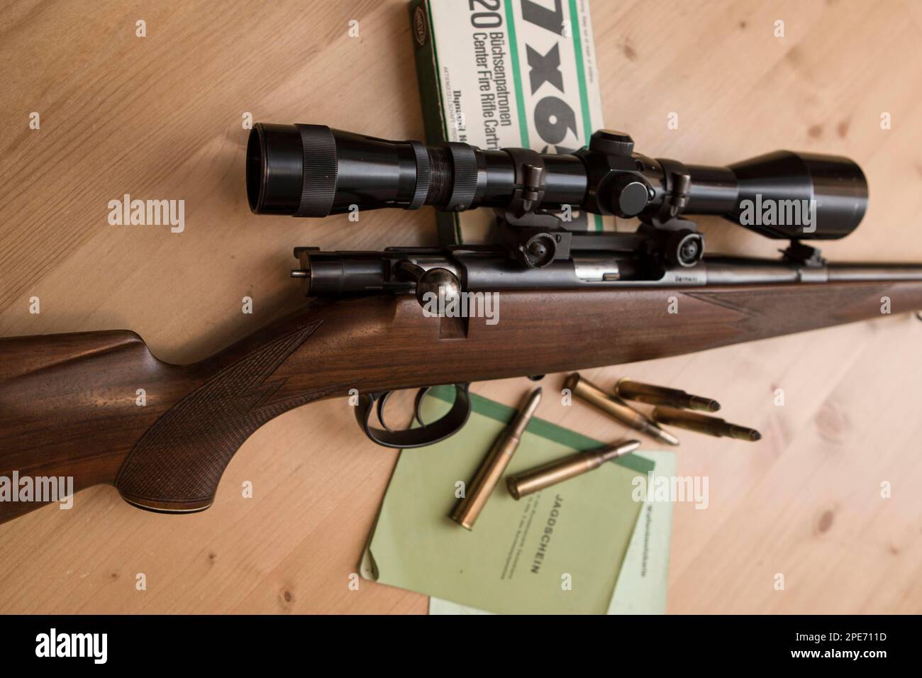 Dekorierte Jagdwaffen mit Munition, Jagdschein und Waffenbesitzerkarte ...