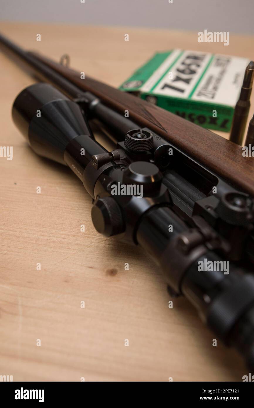 Dekorierte Jagdwaffen mit Munition, Jagdschein und Waffenbesitzerkarte ...