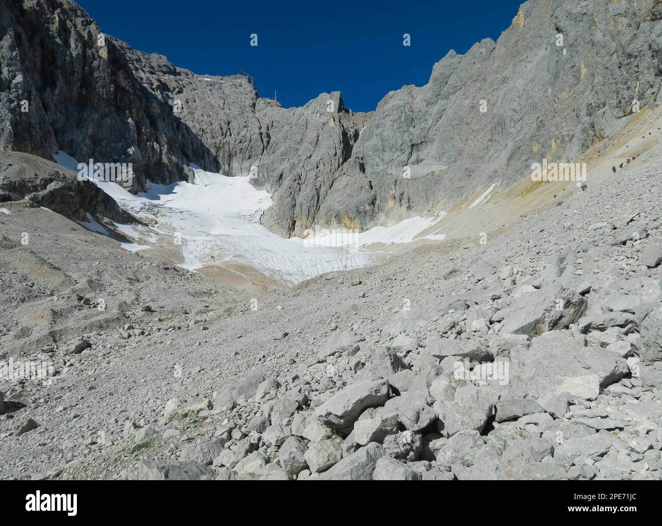 Eine kleine Gletscherspalte auf dem Gletscher in den Alpen. Zugspitze ...