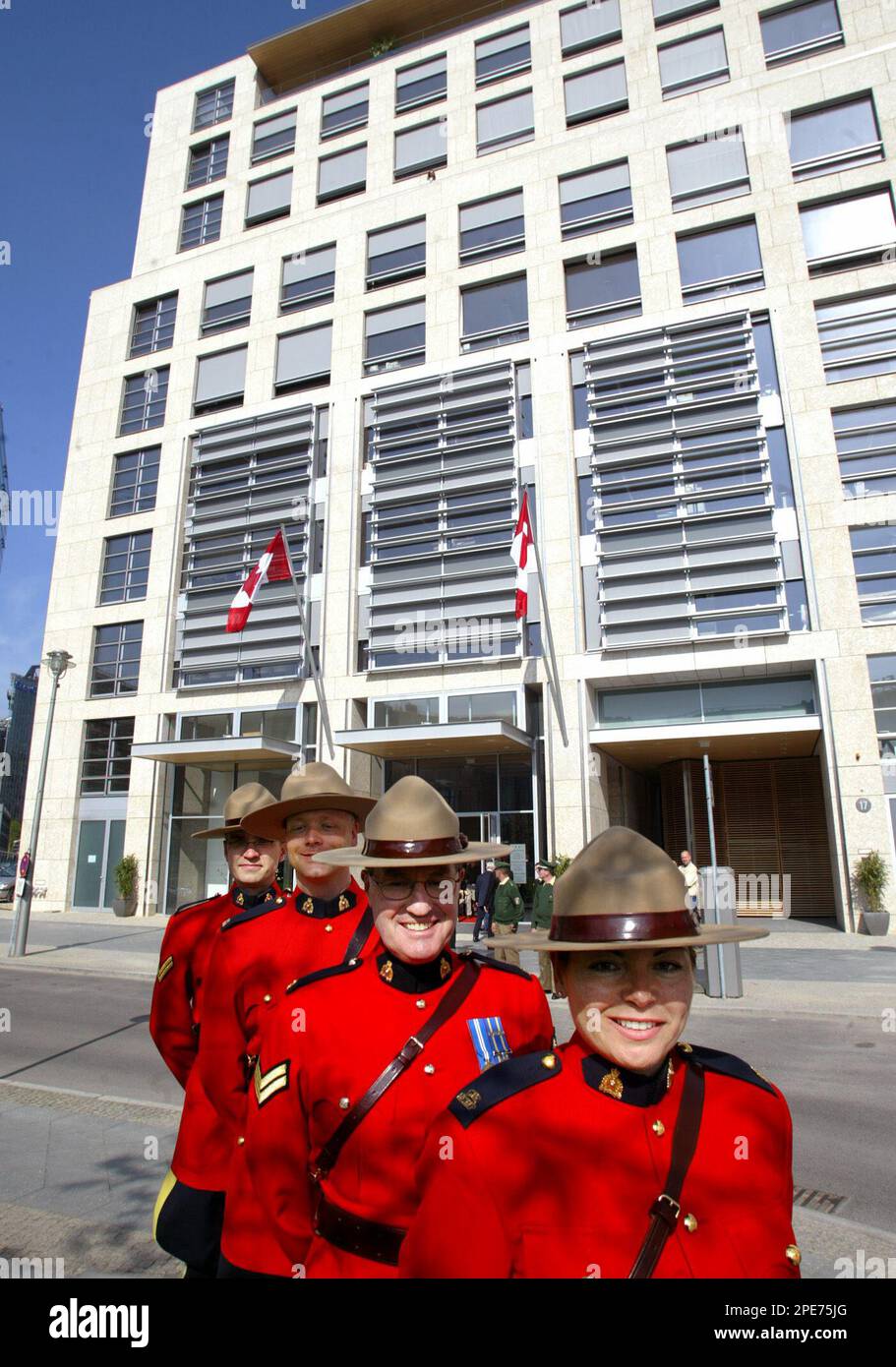 Royal Canadian Mounted Police Posiert Vor Dem Eingang Zur Eroeffnung Der Neuen Kanadischen
