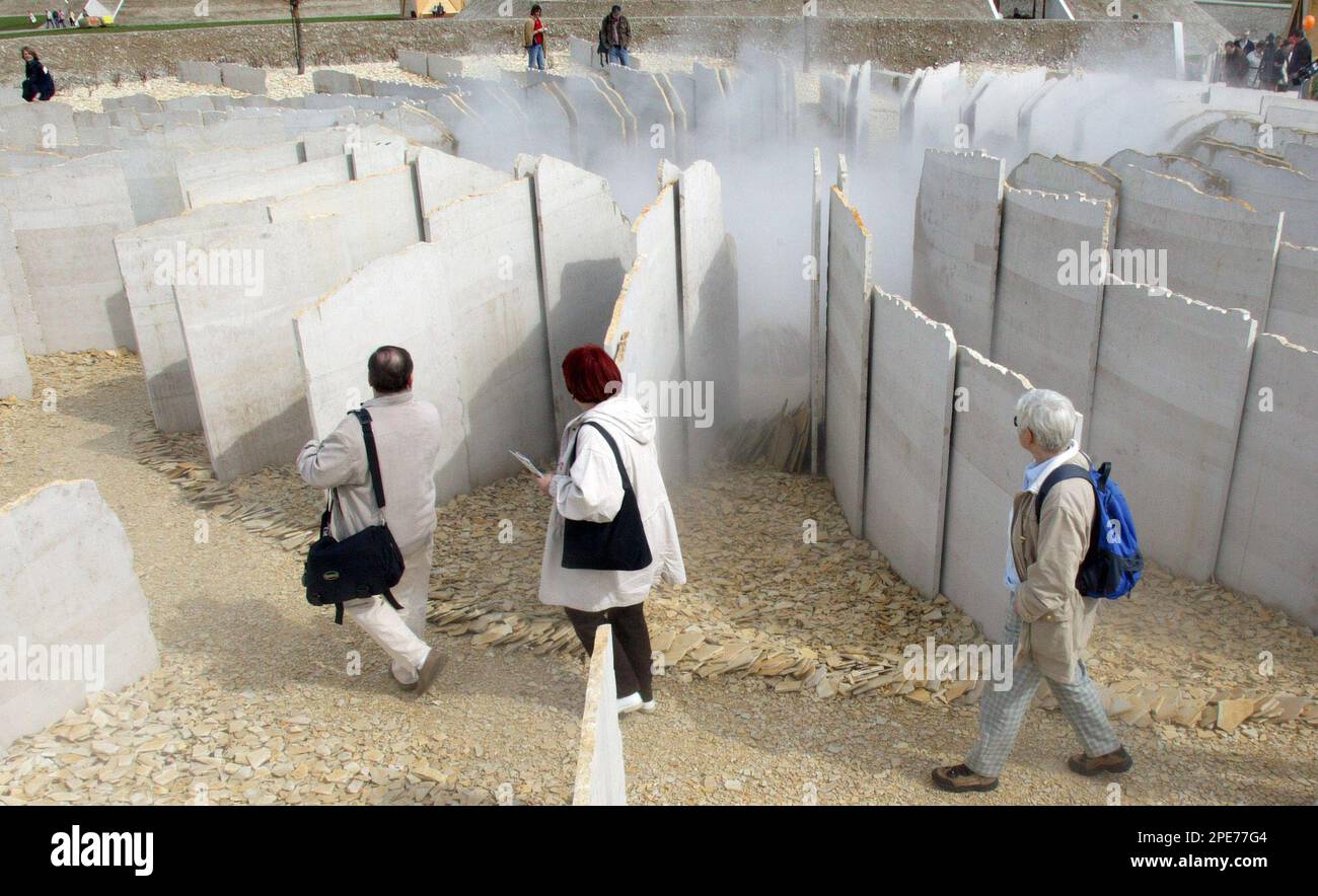 Besucher der Bundesgartenschau gehen am Eroeffnungstag, Donnerstag, 28 ...