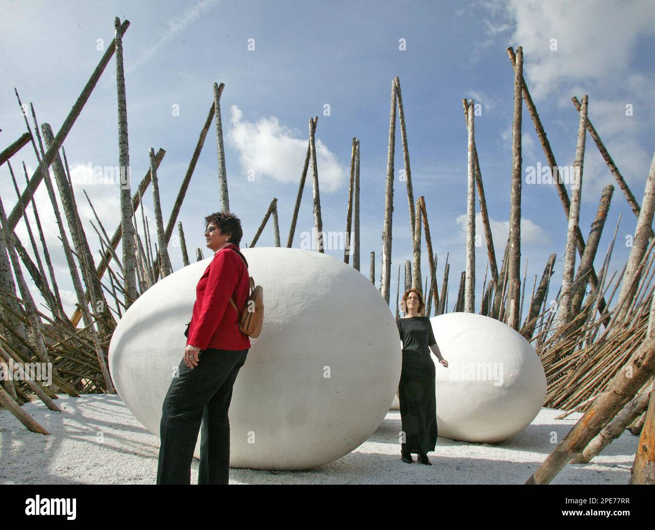 Zwei Besucherinnen der Bundesgartenschau stehen am Eroeffnungstag ...