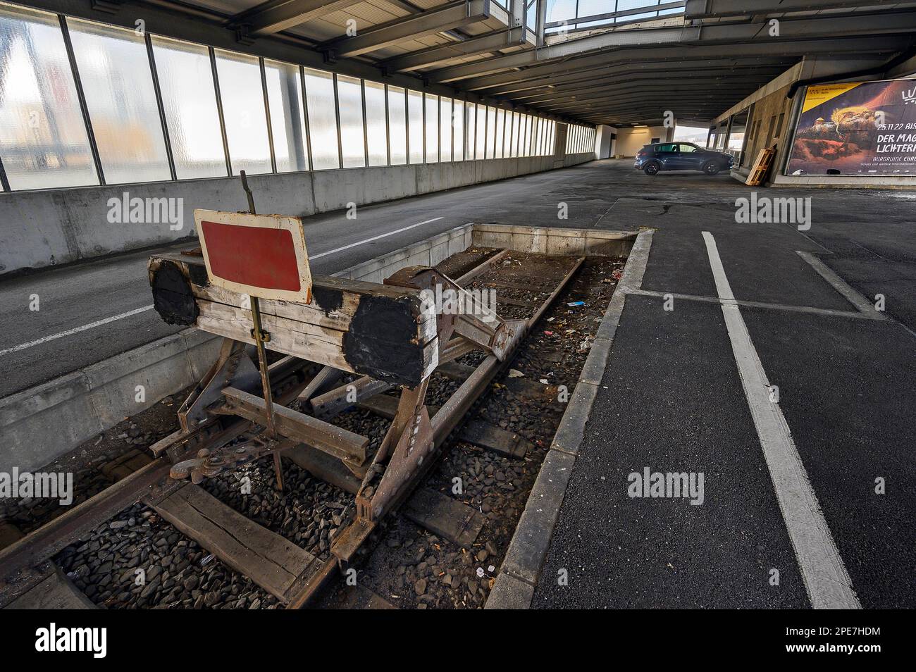 Bahnsteig und Gleis mit Zwischenhalt, Hauptbahnhof, Kempten, Allgaeu ...