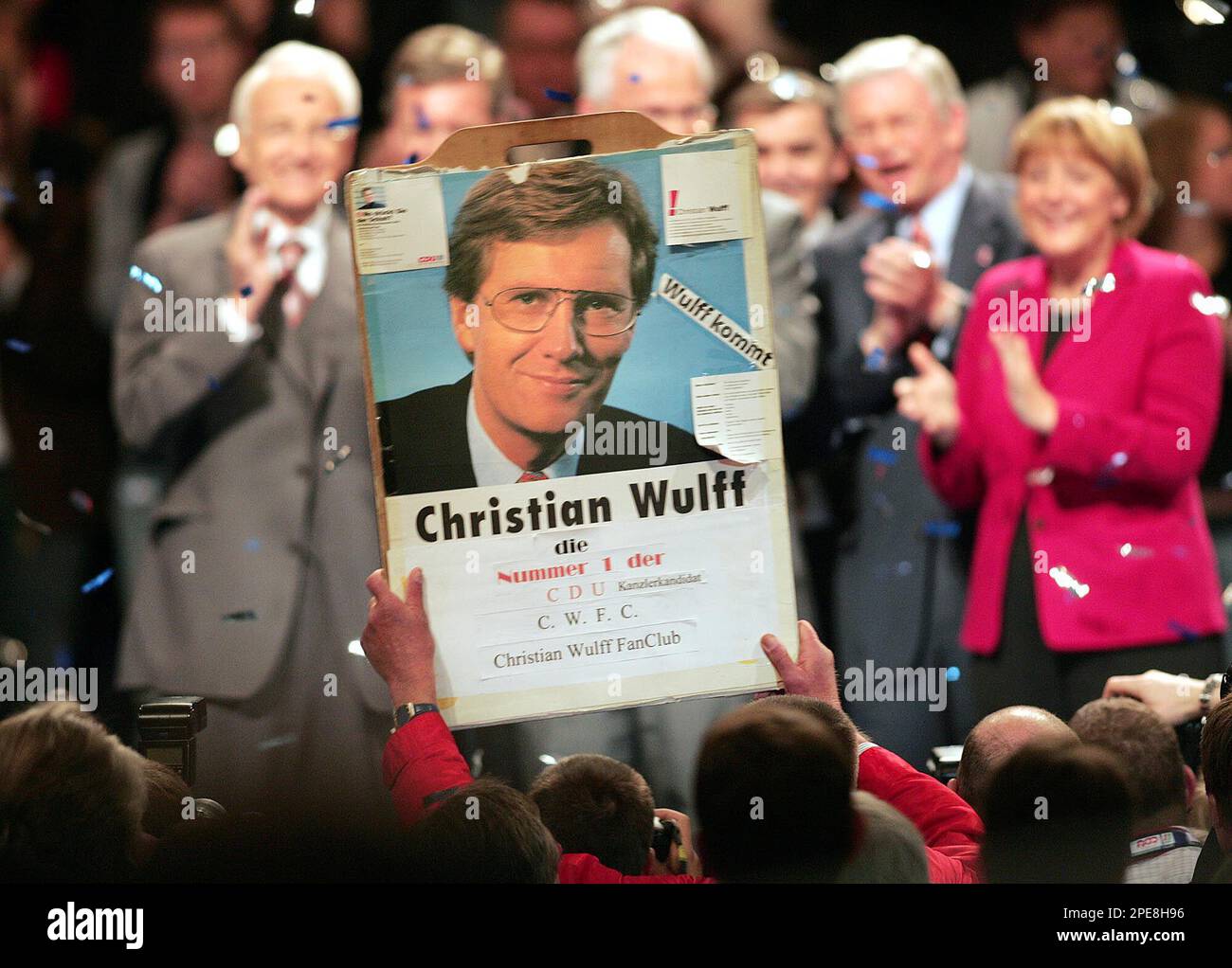 Ein Mann haelt Angela Merkel, Roland Koch, Peter Mueller, Juergen ...