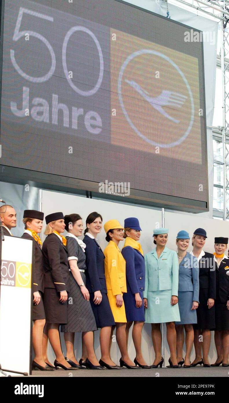 Flugbegleiterinnen der Lufthansa in den verschiedenen Uniformen der ...