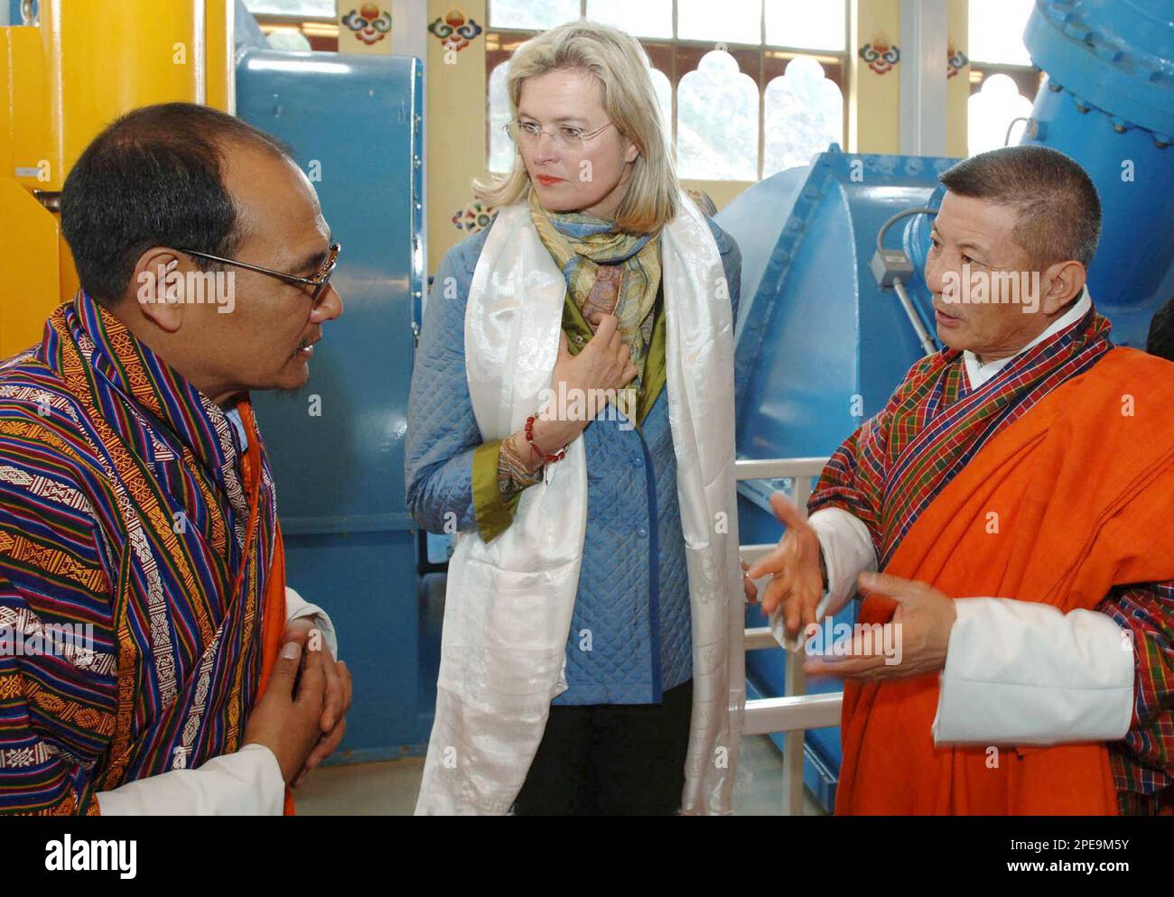 Oesterreichs Aussenministerin Ursula Plassnik, Mitte, der bhutanesische ...