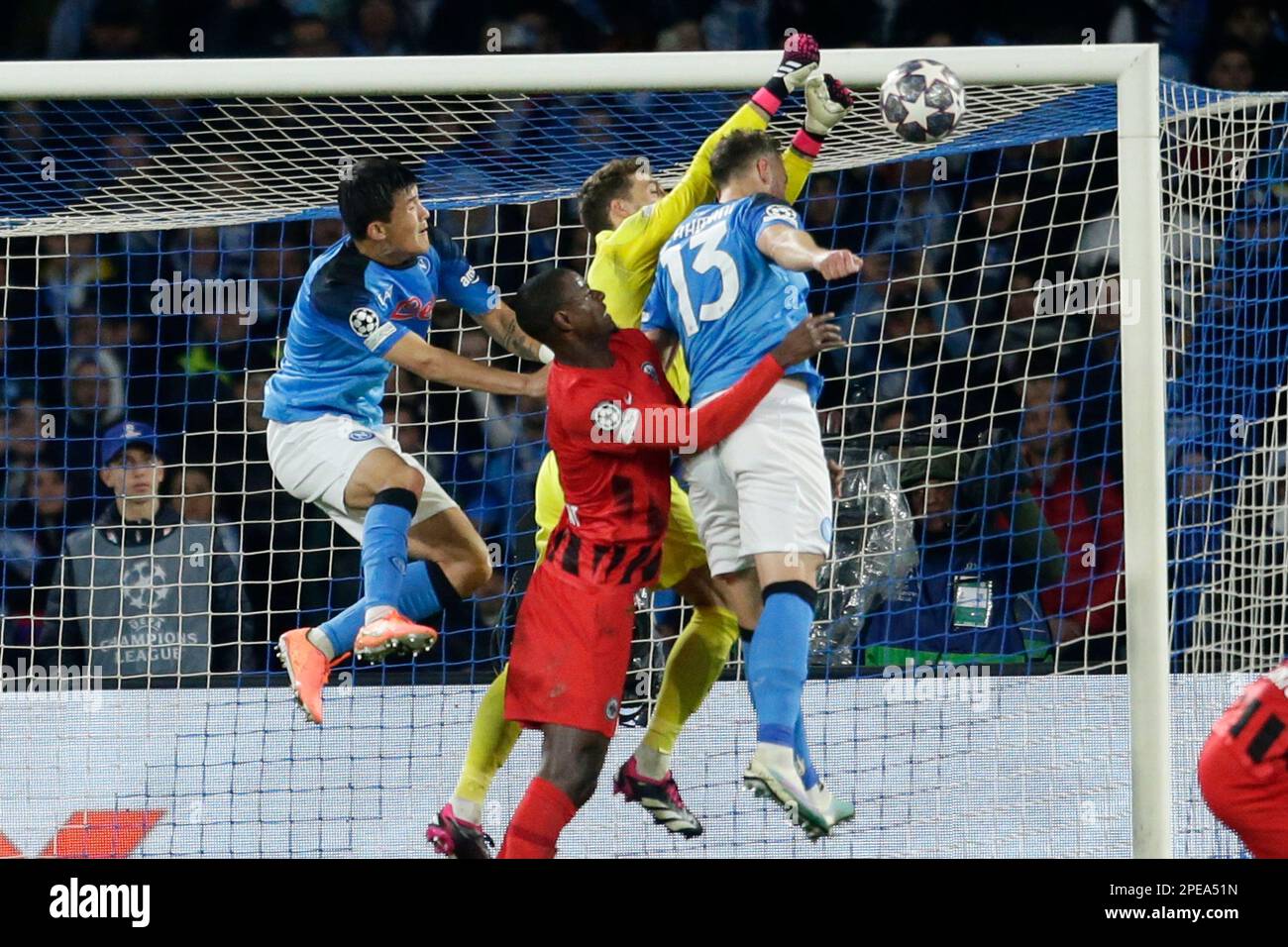 Eintracht Frankfurts deutscher Torwart Kevin Trapp fordert den Ball mit dem Kossovari ...