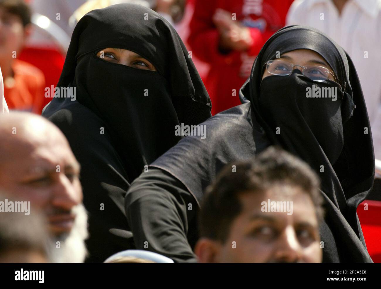 Pakistani women spectators in veil look at para-troopers during a full ...