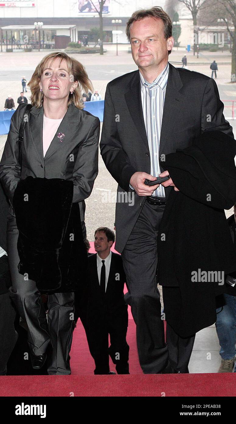 Der Grimme-Preistraeger Moderator Frank Plasberg, rechts, geht mit ...