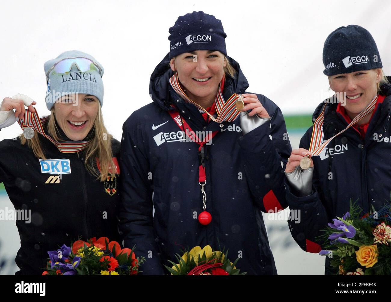 Die Zweitplatzierte Anni Friesinger, links, die niederlaendische ...