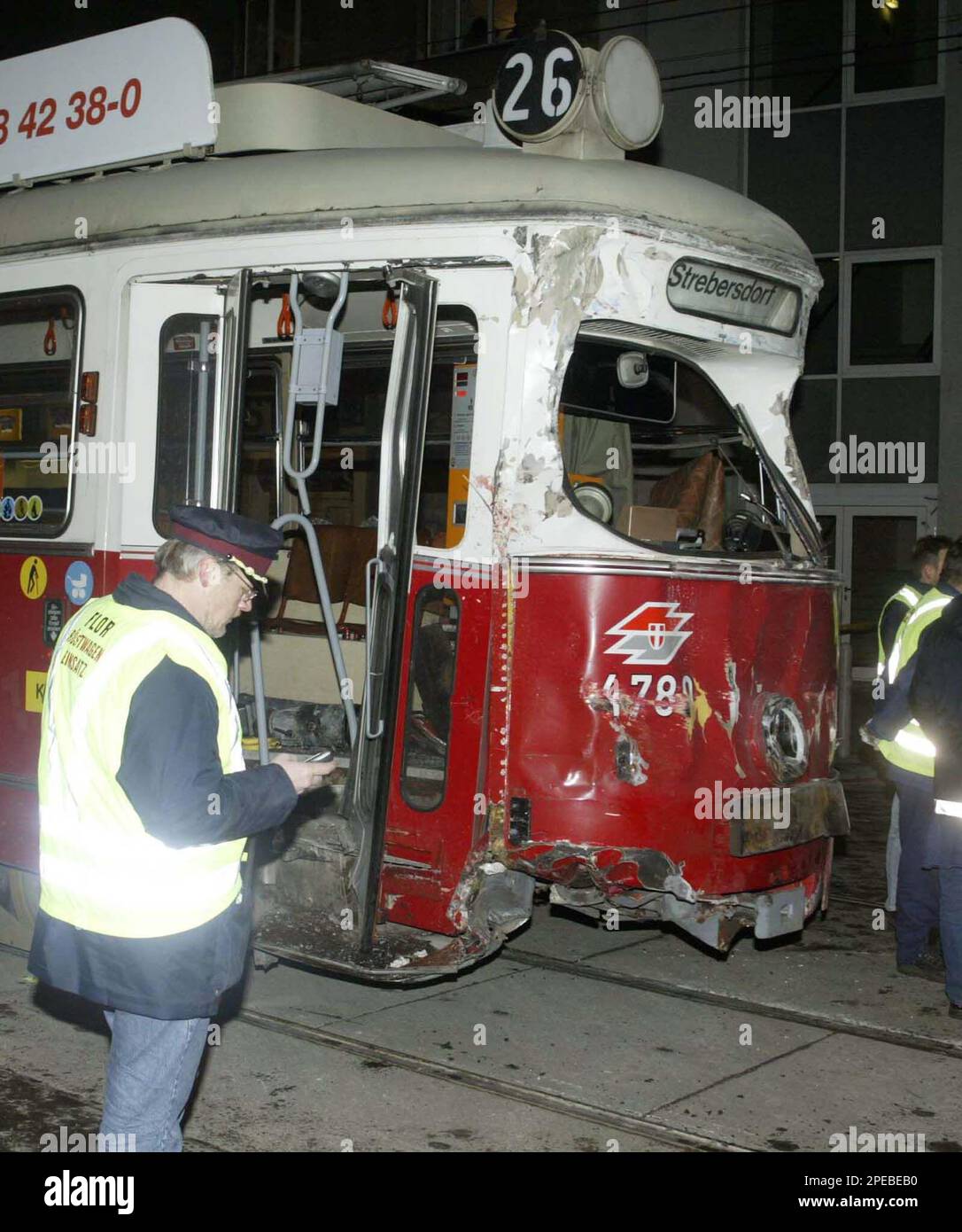Ein Experte der Wiener Linien betrachtet am Samstag, 5. Maerz 2005, den Schaden an der ...