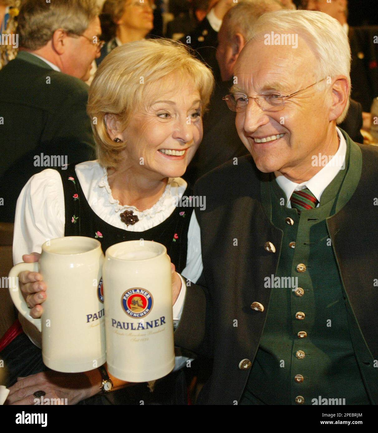 Mit einer frischen Mass Starkbier stossen Bayerns Ministerpraesident ...