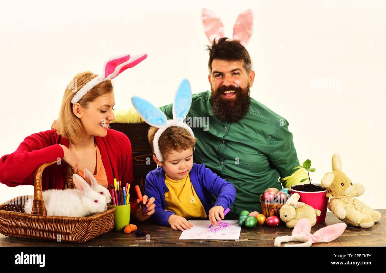 Osterfeier. Süßer Junge und Eltern in Hasenohren. Mutter, Vater und ...