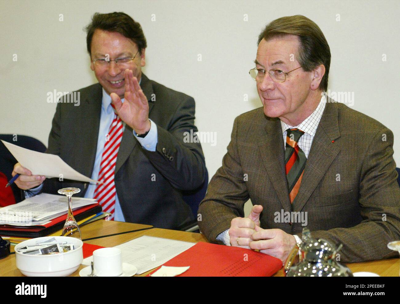 Der SPD-Vorsitzende Franz Muentefering und sein Generalsekretaer Klaus ...