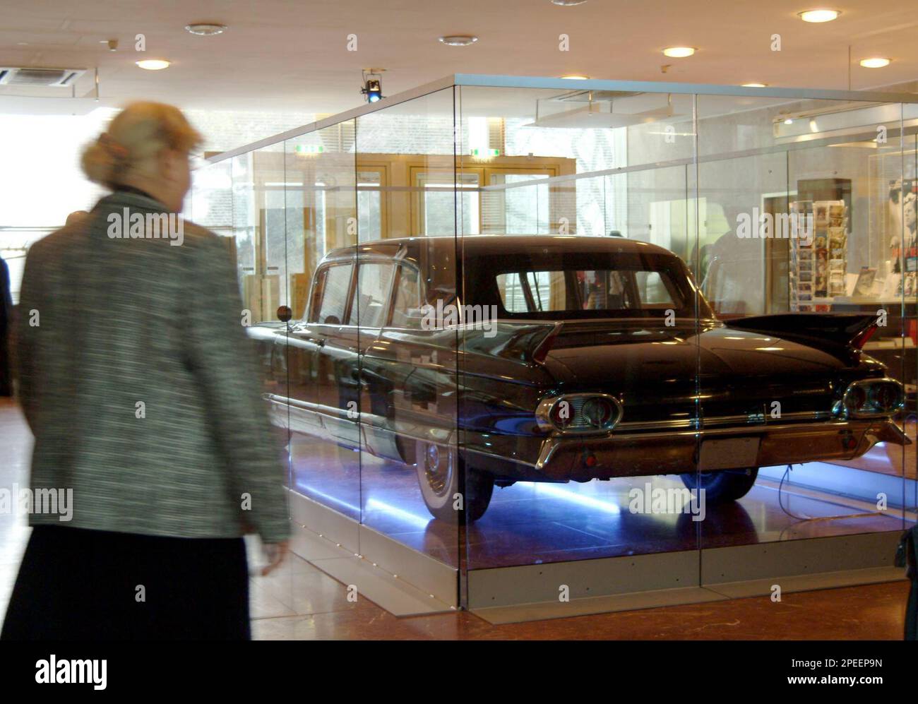 Eine Besucherin betrachtet am Mittwoch, 26. Jan. 2005 im Wien Museum am ...