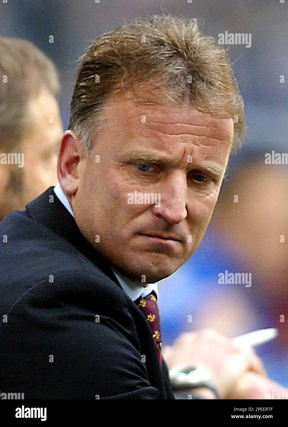 ** ARCHIV ** Kaiserslautern-Trainer Andreas Brehme sitzt waehrend des ...