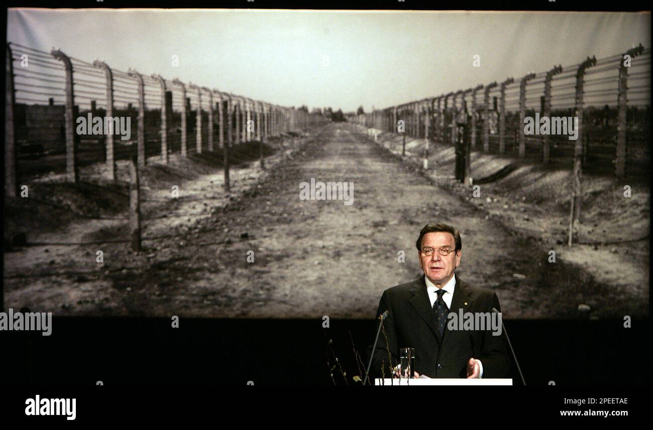 Bundeskanzler Gerhard Schroeder waehrend seiner Rede vor einem Foto ...