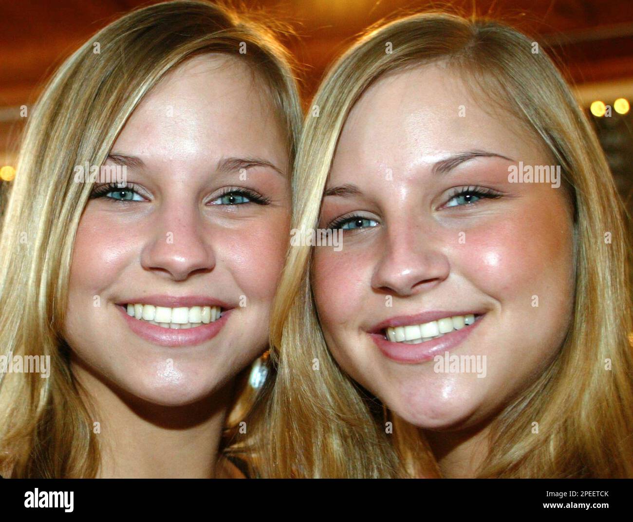 Die 17-jaehrigen eineiigen Zwillinge Judith, links, und Edith ...