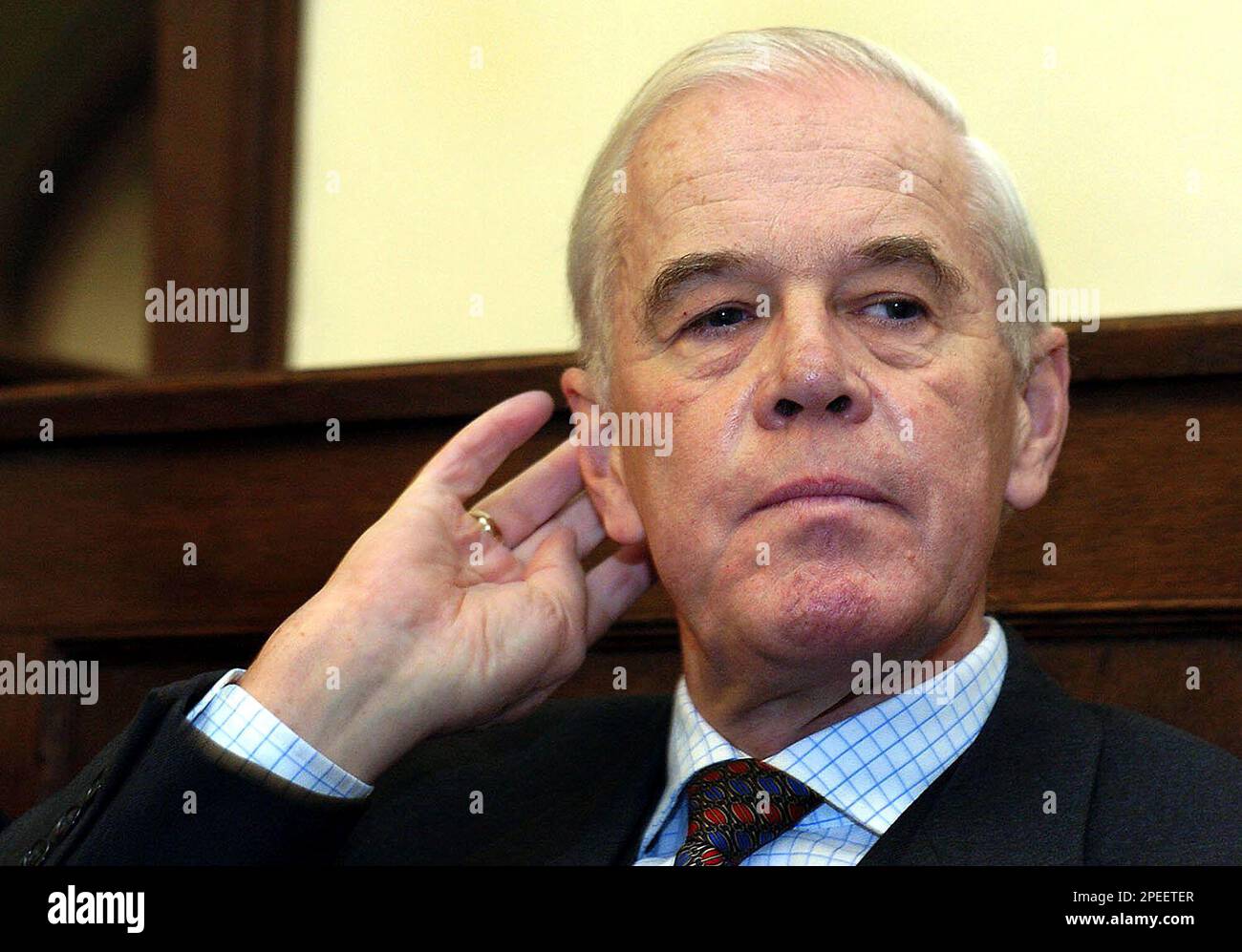 Der ehemalige Bundesinnenminister Manfred Kanther haelt sich am ...