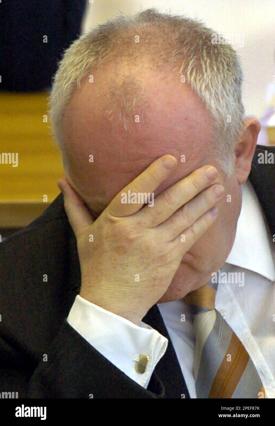 Sachsens Ministerpraesident Georg Milbradt, CDU, reagiert waehrend der ...