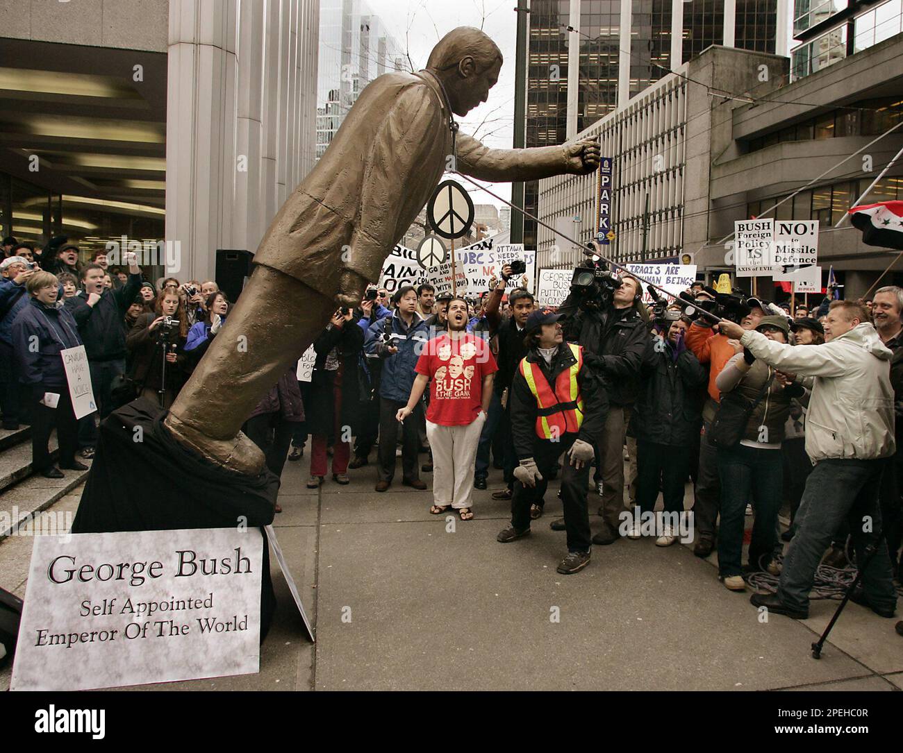 Mimicking the pulling down of the statue of Saddam Hussein during the ...