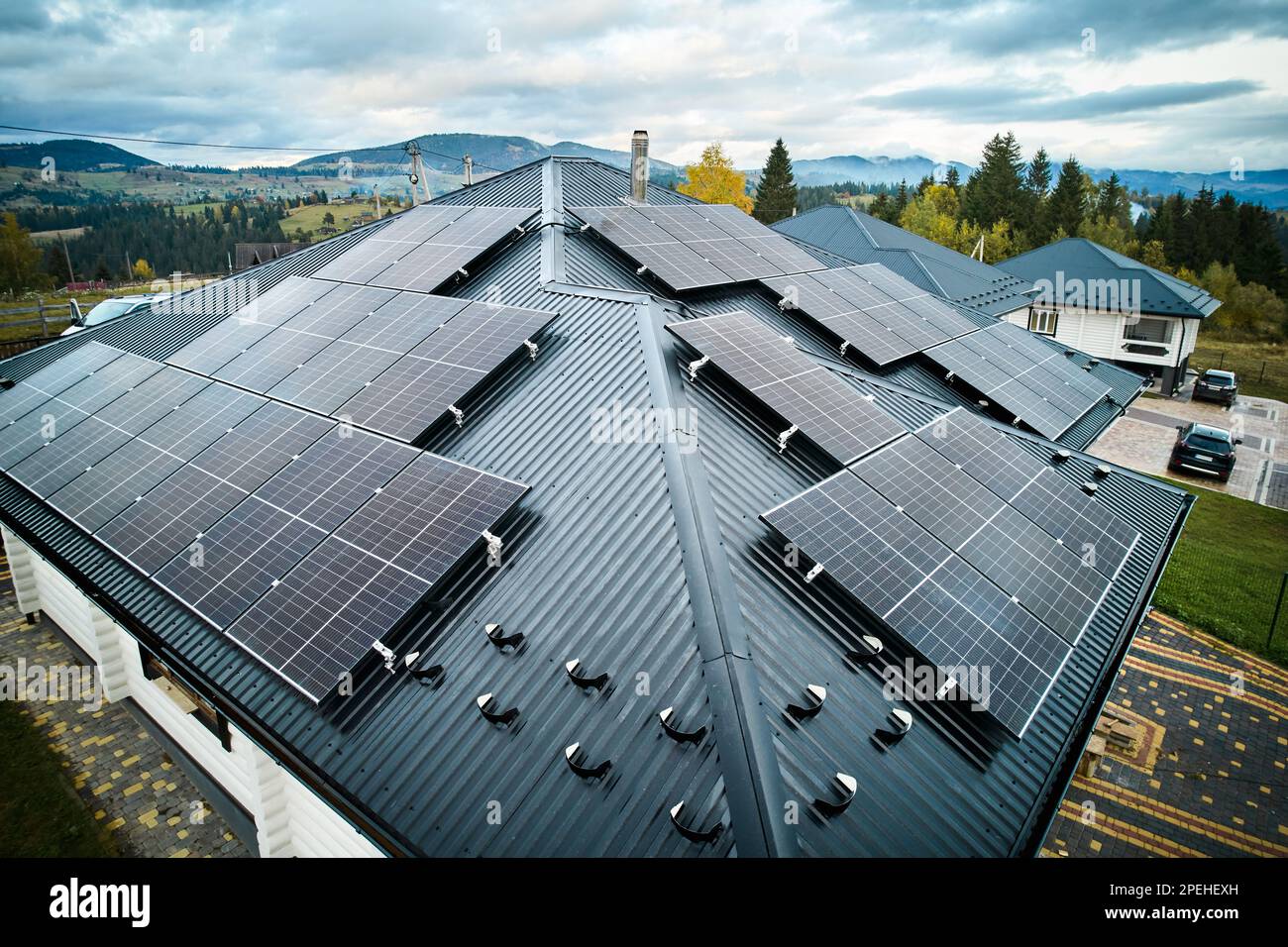 Modernes haus natur solarmodule -Fotos und -Bildmaterial in hoher ...